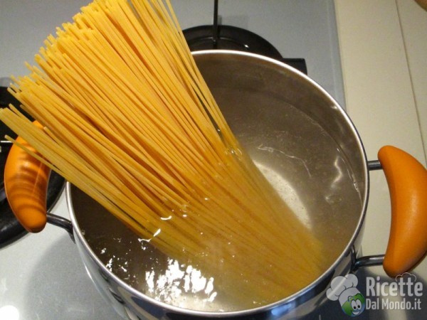 Spaghetti cacio e pepe, ricetta tipica | RicetteDalMondo